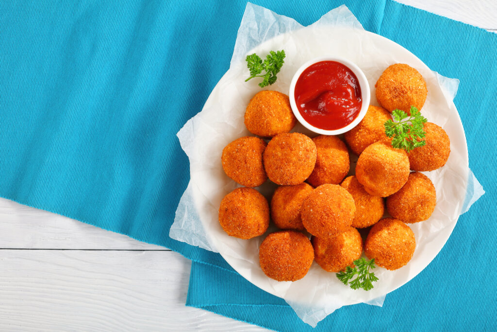 Snack rico y sencillo Bolitas de papas rellenas de queso - Buenos Sabores