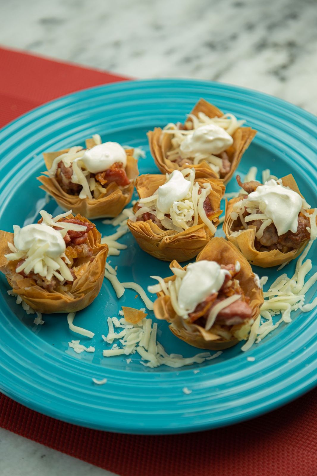 Bocadillos de Papas con Chorizo y Salsa Verde - Deliciosas - Buenos Sabores